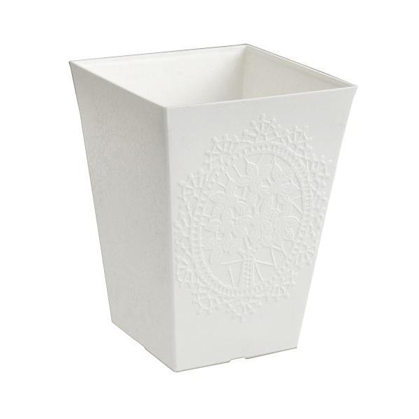 植木鉢です。花のレリーフが施されたポリプロピレン製の植木鉢です。鉢底メッシュ構造で通気性と排水性に優れております。観葉植物やお花の寄せ植えにお使いください。●サイズ(約)・133×133×高さ176mm●容量(約)・1.9L●色・オフホワイ...