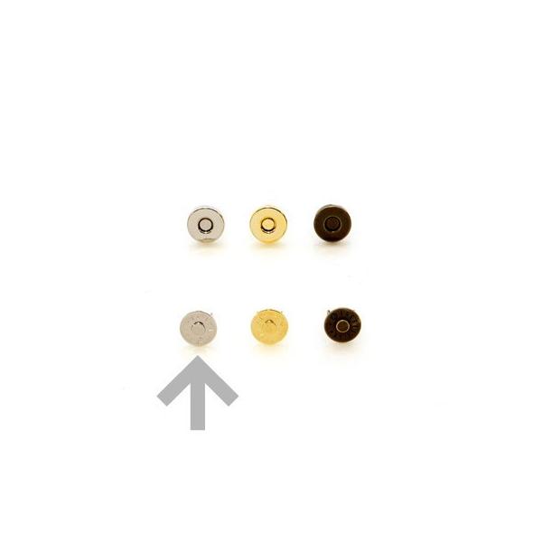 ■用途／特長足折り式の磁石金具です。ミサイズなので、コインケースなど小物の留め具におすすめです。［足折り式マグネットの引きはなし方］マグネットがはなれない場合、両側から足をペンチ等でつまんで引きはなしてください。■仕様内容[サイズ］外径8m...