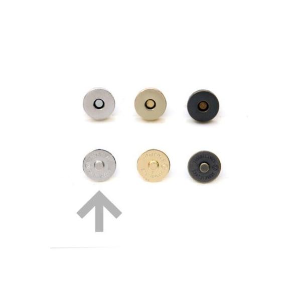 ■用途／特長足折り式の磁石金具です。ミサイズなので、コインケースなど小物の留め具におすすめです。［足折り式マグネットの引きはなし方］マグネットがはなれない場合、両側から足をペンチ等でつまんで引きはなしてください。■仕様内容[サイズ］外径18...