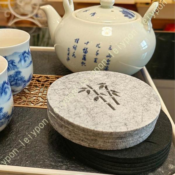 商品の説明 サイズ：A=直径10cm、厚さ0.3 cm（6個入り）。具体的な図案は商品画像説明をご覧ください。 吸水コースターはフェルトで作られており、快適で耐摩耗性があり、引き裂きに耐性があります。フェルトコースターは、強力な吸水特性を持...