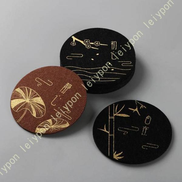 商品の説明 サイズ：A=直径10cm（6個入り）。具体的な図案は商品画像説明をご覧ください。 吸水コースターはフェルトで作られており、快適で耐摩耗性があり、引き裂きに耐性があります。フェルトコースターは、強力な吸水特性を持っています。 断熱...