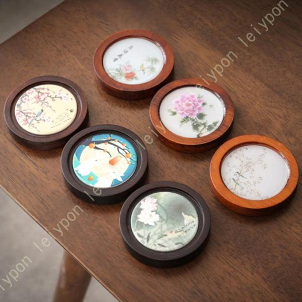 商品の説明 材質：セラミック、竹。 サイズ：A=7.9*7.9*1.2cm(1個入り)。具体的な図案は商品画像説明をご覧ください。   1.セラミックで作られたコースターのトップ、吸水のスピードも速いので、水滴の多い夏場のコップにとても便利...