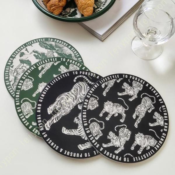 商品の説明 材質：セラミック、コルク。 製品：コースター=直径16cm。A=コースター1個。B=コースター4個+収納ボックス。具体的な図案は商品画像説明をご覧ください。   1.セラミックで作られたコースターのトップ、吸水のスピードも速いの...
