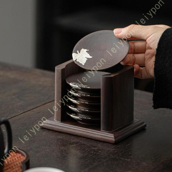 商品の説明 製品：6個コースター=8*1.5cm、1個収納ボックス=5*5*5cm。具体的な図案は商品画像説明をご覧ください。 ティーカップ、ティーポットなどを置くだけで雰囲気一変お茶の時間をもっと楽しみましょう。断熱性: カップコースター...