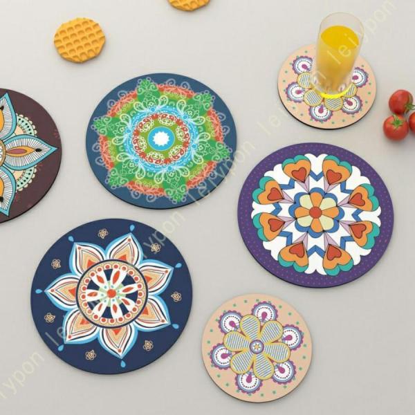 商品の説明 サイズ：A=（12cm*12cm*3.5mm）、B=（22cm*22cm*3.5mm）。 天然硅藻泥製品、サラサラ感じのコップ置き、快適な硅藻泥コースター、ストレスフリーな便利アイテム。 吸収した水分は揮発しやすいから、硅藻泥コ...