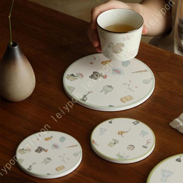 商品の説明 材質：セラミック、コルク。 製品：A=直径10.5*厚さ1cm（2個入り）。B=直径10.5*厚さ1cm（1個入り）。C=直径16.5*厚さ1cm（2個入り）。D=直径16.5*厚さ1cm（1個入り）。具体的な図案は商品画像説明...