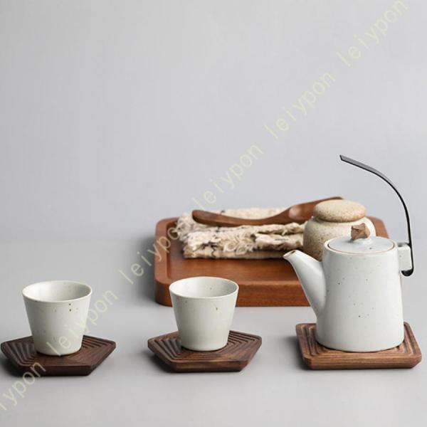 商品の説明 製品：デザイン1=10*10*0.9cm(1個)、デザイン2=10*9.5*0.9cm(1個)。具体的な図案は商品画像説明をご覧ください。 ティーカップ、ティーポットなどを置くだけで雰囲気一変!お茶の時間をもっと楽しみましょう。...