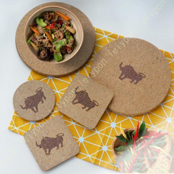 商品の説明 サイズ：A=10*10*0.7cm（4個入り）、B=18.5*1cm（3個入り）。具体的な図案は商品画像説明をご覧ください。 純粋なコルク製品：私たちのコースターは純粋なコルクでできており、プラスチック、染料、接着剤などの化学物...