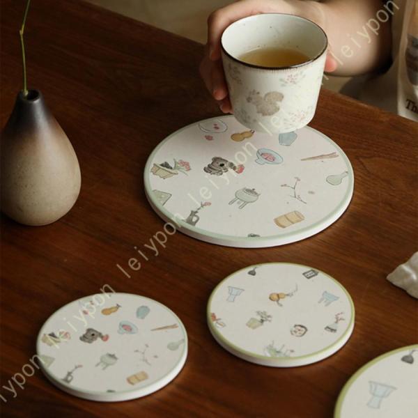 商品の説明 材質：セラミック、コルク。 サイズ：A=直径10.5*1cm(2個)。B=直径10.5*1cm(1個)。C=直径16.5*1cm(2個)。D=直径16.5*1cm(1個)。具体的な図案は商品画像説明をご覧ください。   1.セラ...