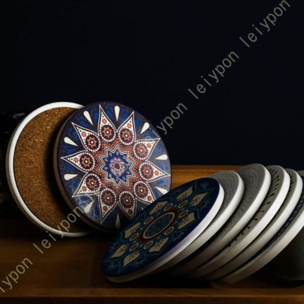 商品の説明 材質：セラミック、コルク。 製品：A=コースター直径10cm(1個)。具体的な図案は商品画像説明をご覧ください。   1.セラミックで作られたコースターのトップ、吸水のスピードも速いので、水滴の多い夏場のコップにとても便利です。...