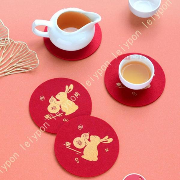 商品の説明 サイズ：A=直径10cm、厚さ0.3 cm（6個入り）。B=直径16cm、厚さ0.5 cm（3個入り）。具体的な図案は商品画像説明をご覧ください。 吸水コースターはフェルトで作られており、快適で耐摩耗性があり、引き裂きに耐性があ...