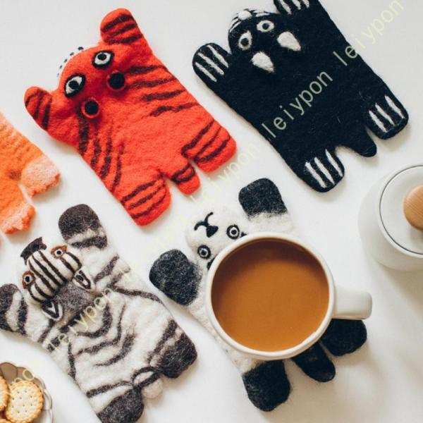 商品の説明 サイズ：A=18*13.5cm（1個入り）。具体的な図案は商品画像説明をご覧ください。 吸水コースターはフェルトで作られており、快適で耐摩耗性があり、引き裂きに耐性があります。フェルトコースターは、強力な吸水特性を持っています。...