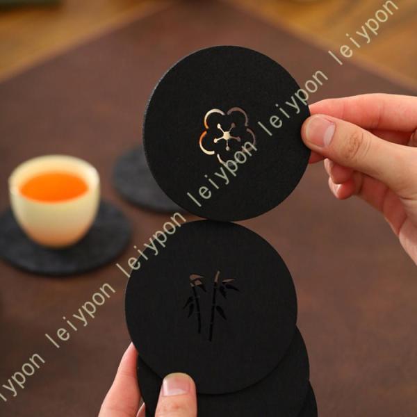 商品の説明 サイズ：A=直径9 cm、厚さ0.3cm（8個入り）。B=直径11.8cm、厚さ0.3cm（4個入り）。具体的な絵柄は商品画像説明をご覧ください。 吸水コースターはフェルトで作られており、快適で耐摩耗性があり、引き裂きに耐性があ...
