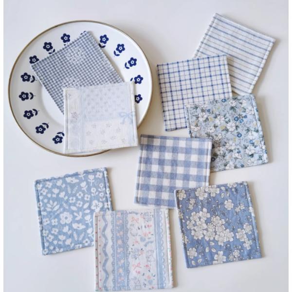 【商品説明】純棉布を使用した、ハンドメイドの布製コースターです。内側に中綿を入れ、程よい厚みがあり、安定感のある仕上がりです。両面同柄仕様のため、表裏どちらでも使用可能。花柄・格子柄などのやさしいデザインで、治癒系・清楚系の雰囲気が魅力です...