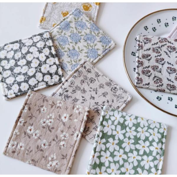 【商品説明】磨毛加工を施した純棉布を使用した、ハンドメイドの布製コースターです。内側に中綿を入れ、やさしい手触りと程よい厚みがあります。両面同柄仕様のため、表裏どちらでも使用可能。治癒系・清楚系の落ち着いたデザインで、日常使いはもちろん、撮...