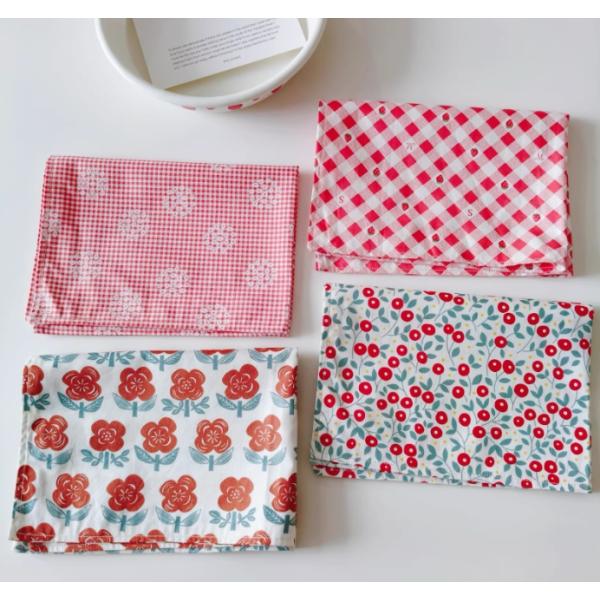 商品説明：この新年赤色系ランチョンマットは、純棉布素材で作られ、手作りの温かみを感じるアイテムです。両面使用可能で、シーンに合わせて使い分けでき、食卓をより魅力的に彩ります。治愈系と清楚系のデザインで、心地よい雰囲気を作り出します。特徴・特...