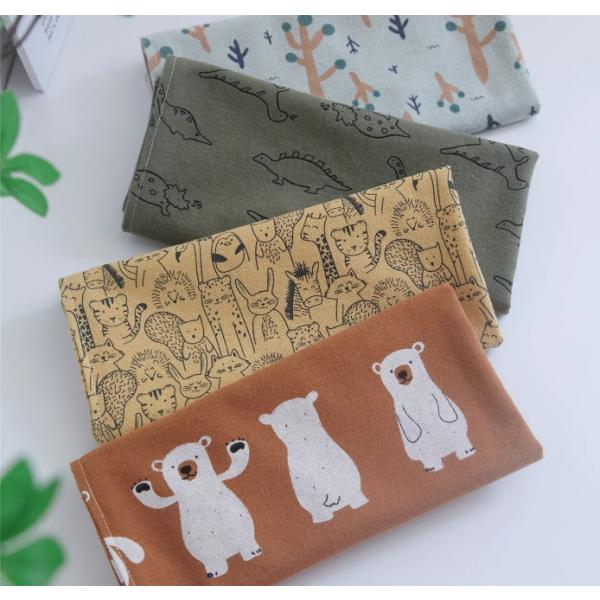 商品説明：この可愛い動物柄ランチョンマットは、手作りの温かみを感じる布製アイテムです。磨毛棉布素材を使用し、柔らかな触感と耐久性を兼ね備えた高品質なアイテムです。両面使用可能で、表裏それぞれ異なる柄を楽しめるので、気分に合わせて使い分けが可...