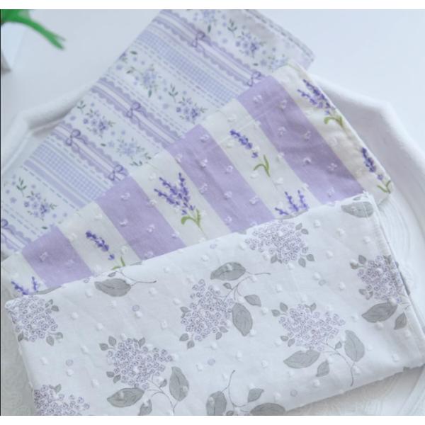 商品説明：この美しい花柄ランチョンマットは、手作りの温かみを感じる純棉布素材で、食卓に華やかさを加えます。両面使用可能で、表裏で異なるデザインを楽しめます。治愈系のデザインで、癒しと温かみを感じられるアイテムです。特長：手作り感満載：すべて...