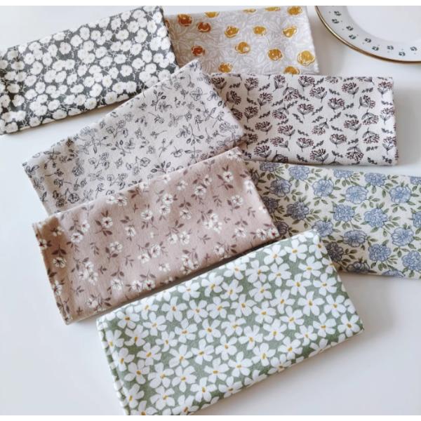 商品説明：この花柄ランチョンマットは、純棉布（磨毛棉布）を使用した、手作りの温かみが感じられるアイテムです。双面使用可能で、表裏それぞれ異なるデザインを楽しめ、シーンに合わせて使い分けできます。治愈系と清楚系のデザインが、生活をより心地よく...