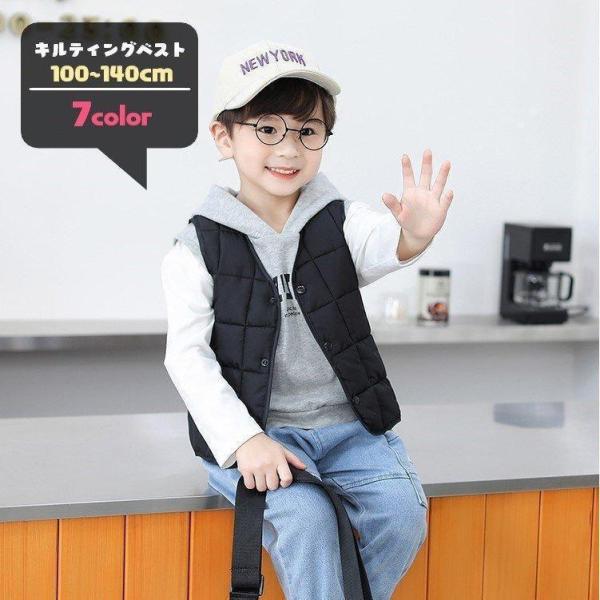 シンプルでかわいい、子供用のダウン風ベスト。袖がないのでトレーナーやセーターなど、ボリュームのあるお洋服と合わせても動きやすい♪普段のお出かけにはもちろん、キャンプなどのレジャーシーンにもオススメです。【素材について】ポリエステル【カラーに...
