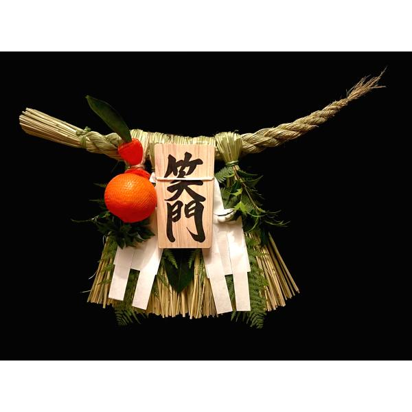 12月16日〜発送 笑門 小寸 (横:約50cm 縦:約26cm) 伊勢しめ縄 玄関用※一般的な伊勢しめ縄より大きめです■発送時期について12月16日以降に順次発送しております。しめ縄の材料はすべて生ものですので、時間が経過すると少しずつ乾...
