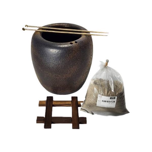 B026-13砂釉金彩火鉢型灰皿セット 6号 本わら灰付き（火箸・五徳・井ゲタ付き）　サイズ：W185×H180目安として火鉢サイズにより下記の灰を入れます。10号火鉢・・・1袋 （5.0L×1袋）以上11号火鉢・・・1袋 （5.0L×1〜...