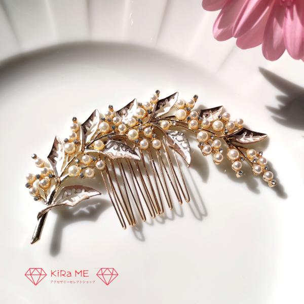 高級感のあるフレームに小粒のパールとラインストーンであなたの大切な日を上品に彩ります。ワンランク上のお洒落を演出します。結婚式だけではなく、成人式、 卒業式にと様々なフォーマルなシーンで、洋装、和装のどちらでも合わせやすい一品です。年齢問わ...