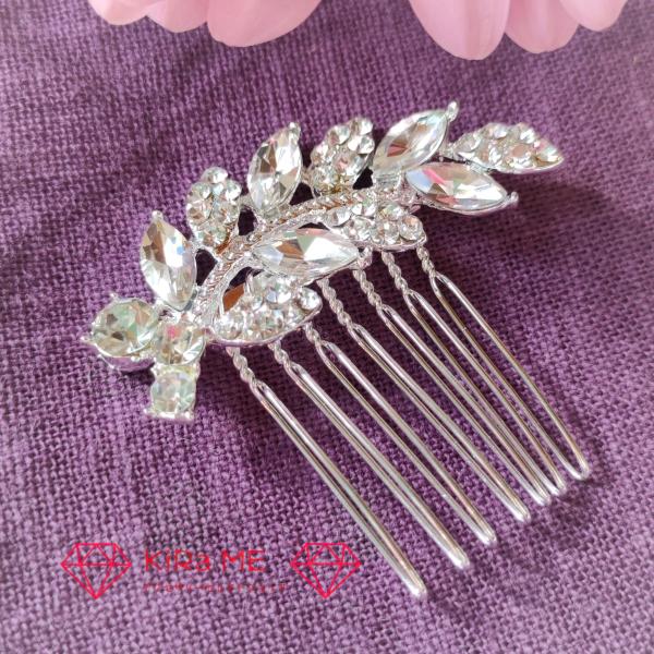 銀色の葉のようなボタニカルデザインと大粒のビジューとラインストーンでキラキラ輝く上品な一品。小さめなので使いやすく、お手持ちのアクセサリーとも合わせやすい一品。結婚式、 成人式、 卒業式にと様々なフォーマルなシーンで、洋装、和装のどちらでも...