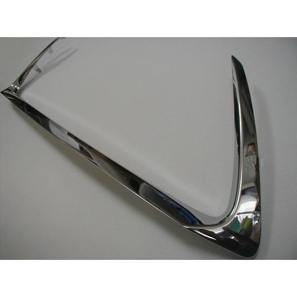 レクサスCT200h(ZWA10)中期用のフロントグリル枠メッキロアモールです。 シルバー塗装のロアモールから交換することでイメージがガラリと変わります。 フロントアッパーモールとの統一感が、CTの美しい外観デザインをいっそう引き立てます。...