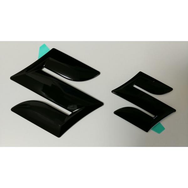 エブリイワゴン・バン(DA17W・DA17V)用の純正ブラックエンブレム。スズキ純正なので品質は抜群です。エンブレムをブラックに換装して精悍な印象に。フロントビュー、リヤビューに標準とは異なるインパクトを与えます。フロントSマーク、リヤSマ...