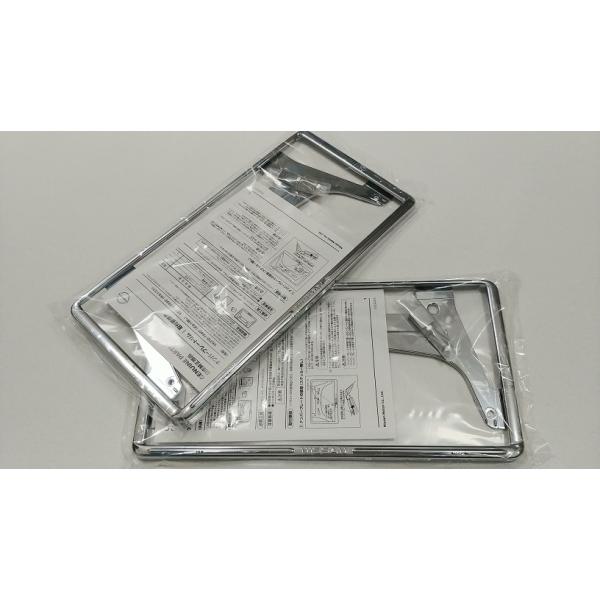 ナンバープレートの補強とドレスアップに。装着することにより、ナンバープレートのペラペラ感が無くなり高級感が出ます。日産純正なので品質は抜群です。綺麗な樹脂クロームメッキでNISSANのロゴも入ってます。前後装着分の2枚セット新品です。