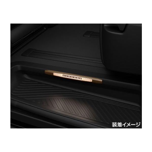 40系アルファードのスカッフイルミネーション(イルミ付スカッフプレート)リヤ左右。ダイヤモンドカット調の柄と車名ロゴが足元にさらなる高級感を演出します。また、上品で柔らかなアンバーの光が夜間の乗降時をサポートするステップライトとしての役割も...