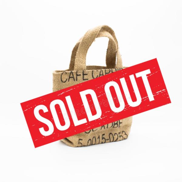 アップサイクルトート Ｎｏ.11　コーヒー麻袋（小）１枚入り●材質：麻（リサイクル麻袋）●寸法：２９０×２２０mm●入数（個）：１枚コーヒー豆を入れていた麻袋を廃棄することなくアップサイクルした商品です。就労継続支援施設でひとつひとつ作られ...