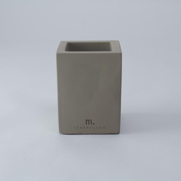 ●商品サイズ： W7.2 x D7.2 x H9.6cm●材質：コンクリート●入数：1個無機質でありながら、どこか温もりを感じさせるコンクリート製の小物立て。洗顔料や歯磨き粉は勿論、ペン立てとしてや、小物入れとしてのご利用もいただけます。シ...