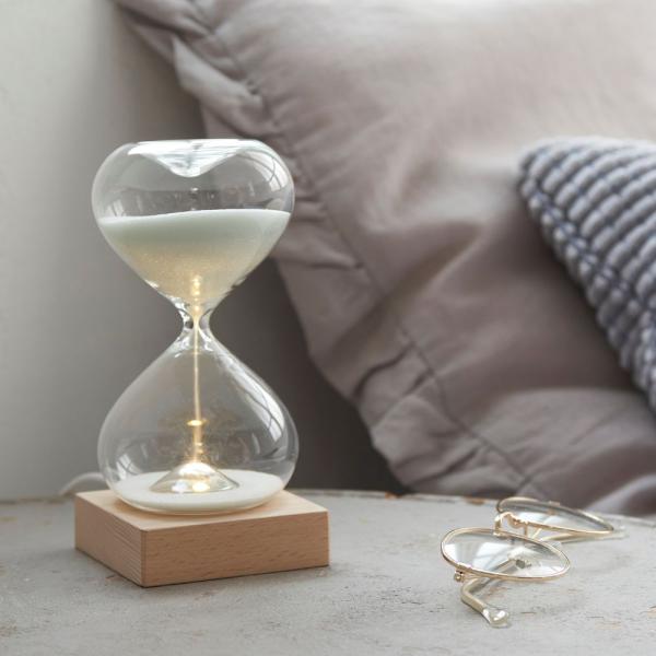 【癒しと幻想を灯す】サンドタイマーライト（15分）白い砂がさらさらと流れる静かな時間。ふと目に入るだけで、心がほどけていく――。やさしい光とともに楽しむ、“眺めるインテリア”の新しいかたち。■こんな方におすすめお部屋に癒しの空間を取り入れた...