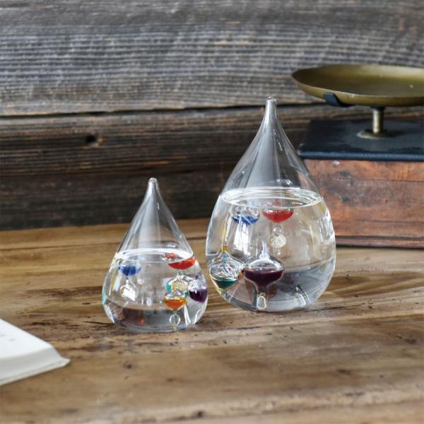 まるでしずくの中に浮かぶアート。透明感あふれるガラスとカラフルなフロートが織りなす、美しくユニークなインテリア温度計です。オブジェとしての存在感はもちろん、しっかりと温度を測れる実用性も兼ね備えています。リビングや玄関、デスクに置くだけで、...