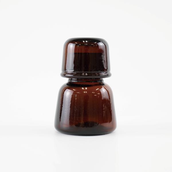 堀内製作所　歯科用ガラス　リーグラス　丸型薬瓶　(Lサイズ)●カラー：茶●寸法：直径49mm × 高さ73mm●容量：約 30ml「暮らしに寄り添う小さなガラス器具を届けたい」そんな思いから生まれたREGLAS（リーグラス）は、医療の現場で...