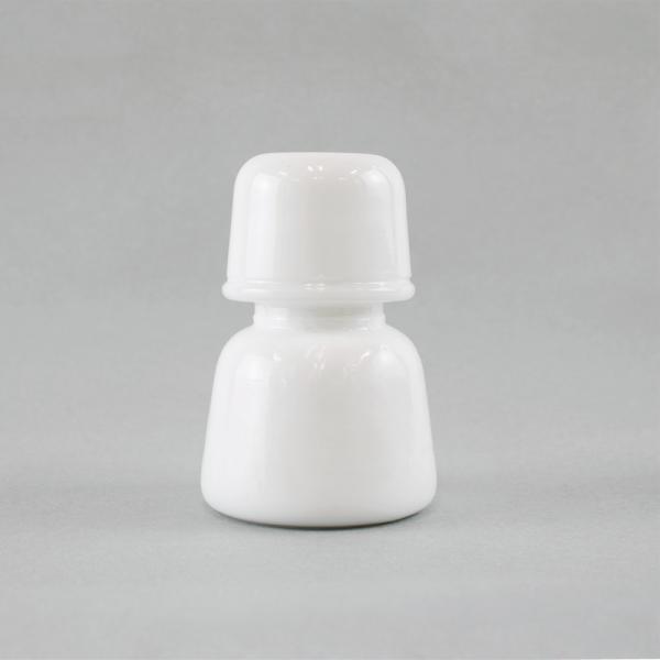 堀内製作所　歯科用ガラス　リーグラス　丸型薬瓶　(Lサイズ)●カラー：乳白色●寸法：直径49mm × 高さ73mm●容量：約 30ml「暮らしに寄り添う小さなガラス器具を届けたい」そんな思いから生まれたREGLAS（リーグラス）は、医療の現...