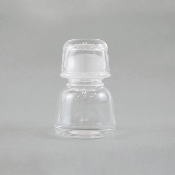 堀内製作所　歯科用ガラス　リーグラス　丸型薬瓶　(Lサイズ)●カラー：クリア●寸法：直径49mm × 高さ73mm●容量：約 30ml「暮らしに寄り添う小さなガラス器具を届けたい」そんな思いから生まれたREGLAS（リーグラス）は、医療の現...