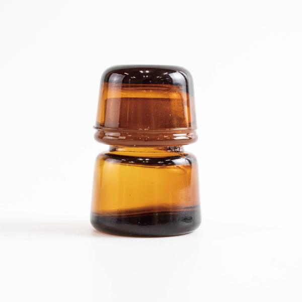 堀内製作所　歯科用ガラス　リーグラス　丸型薬瓶　(Sサイズ)●カラー：茶色●寸法：直径35mm × 高さ53mm●容量：約 10ml「暮らしに寄り添う小さなガラス器具を届けたい」そんな思いから生まれたREGLAS（リーグラス）は、医療の現場...