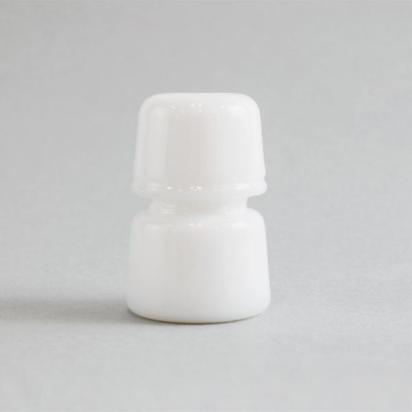 堀内製作所　歯科用ガラス　リーグラス　丸型薬瓶　(Sサイズ)●カラー：乳白色●寸法：直径35mm × 高さ53mm●容量：約 10ml「暮らしに寄り添う小さなガラス器具を届けたい」そんな思いから生まれたREGLAS（リーグラス）は、医療の現...