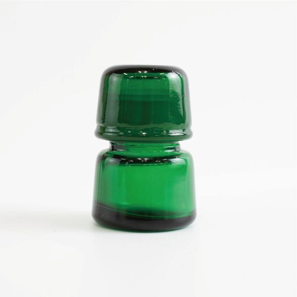 堀内製作所　歯科用ガラス　リーグラス　丸型薬瓶　(Sサイズ)●カラー：グリーン●寸法：直径35mm × 高さ53mm●容量：約 10ml「暮らしに寄り添う小さなガラス器具を届けたい」そんな思いから生まれたREGLAS（リーグラス）は、医療の...