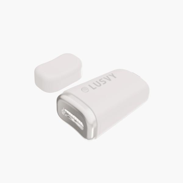 LEYEC1000は、小型・軽量で持ち運びやすい超音波式の目元ケアデバイスです。片手に収まるコンパクト設計で、重さはわずか32g。シンプルなワンボタン操作で電源のオン・オフやモード切替ができ、誰でも気軽に本格的なケアを楽しめます。【特長】軽...