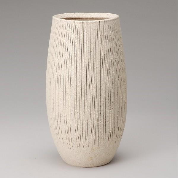 信楽焼の花器で素敵な生花を演出