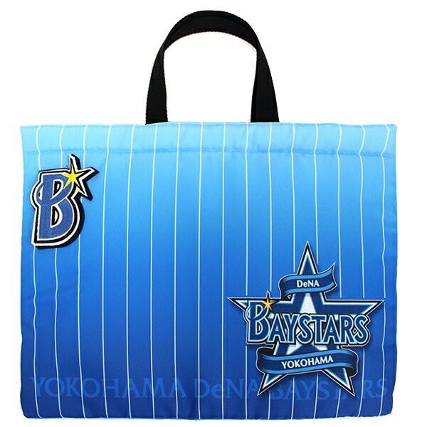 横浜ベイスターズの大きなマークが目立った中綿入りのレッスンバッグです。本体も軽く、毎日の通園・通学にも安心してお持ち歩きいただけます。前面の刺繍入りフェルトワッペンは、めくると中にお名前記入スペースが！表からはお名前を隠せるので安心です。ス...