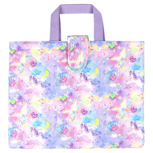 かわいいユニコーンの全面プリントに、ふわふわの中綿が入ったキルトレッスンバッグ。内側の短い持ち手は、机の横にかけても床に引きずることなくとっても便利！中身の飛び出さないフラップ付き。内側ポケット付き。※こちらの商品にお名前ワッペンは付いてお...