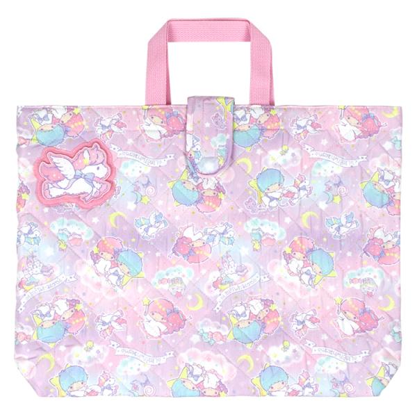 キャラクターの全面プリントに、ふわふわの中綿が入ったキルトレッスンバッグ。通常のレッスンバッグに比べ縦横のサイズも大きくし、マチのついた大容量タイプです。中身の飛び出さないフラップ付き。内側の短い持ち手は、机の横にかけても床に引きずることな...