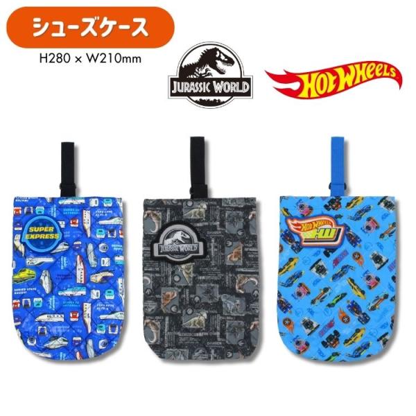 キャラクターの全面プリントに、ふわふわの中綿が入ったキルトシューズケース。ワッペンは、内側にお名前を記入できて安心です。サイズ：高さ 約280×横幅 約210×奥行き　約60mm素材：表側　　ポリエステル裏側　　ポリエステル中わた　ポリエステル