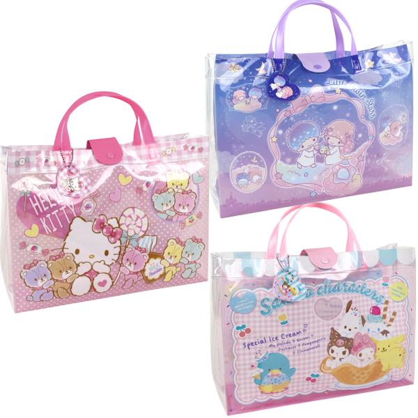 キャラクターの大きめサイズの角型トートのプールバッグ。飛び出し防止のフラップ付き。お名前の記入できるネームホルダー付き。水滴や濡れたタオル・水着も気にならないビニール素材のビーチバッグ。サイズ：約275x365x120mm 素材：PVC・小...