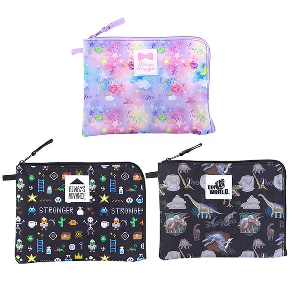 オリジナルデザインの連絡帳ケースの小サイズです。大きく開くファスナー付きで、入れた書類等が出し入れしやすいデザイン。裏面は透明なPVCになっているので、中に入っているものが一目で確認できて便利！時間割を書いた用紙などを入れられるクリアポケッ...